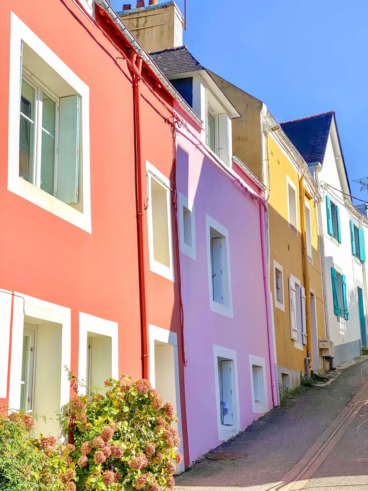 French Old Houses is taking photos of old French houses & sharing their ...