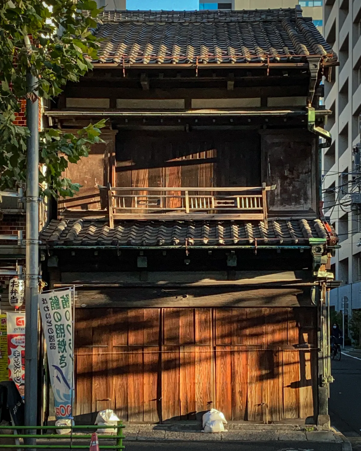 John Tofflemire is an urban/architectural photographer of vintage ...
