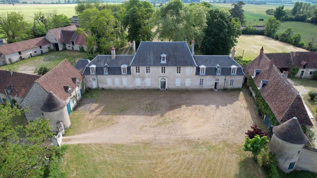 Journey to the Château de Colombe is creating vlogs about renovating ...