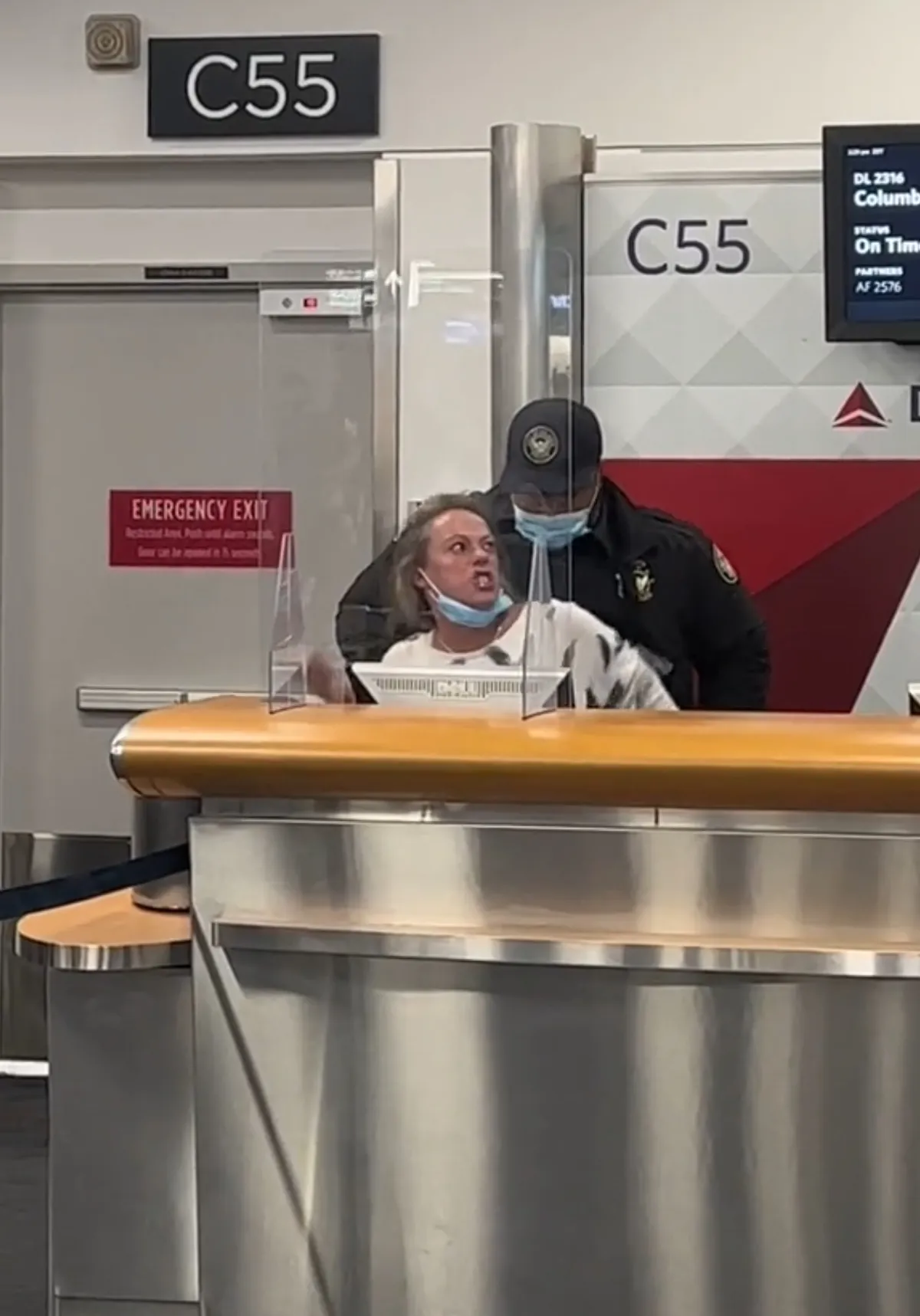 Insane Karen Arrested At The Airport ёяфютъая пёяш таф Karen Hunts Tv Plus ёяфеёяфютъая п