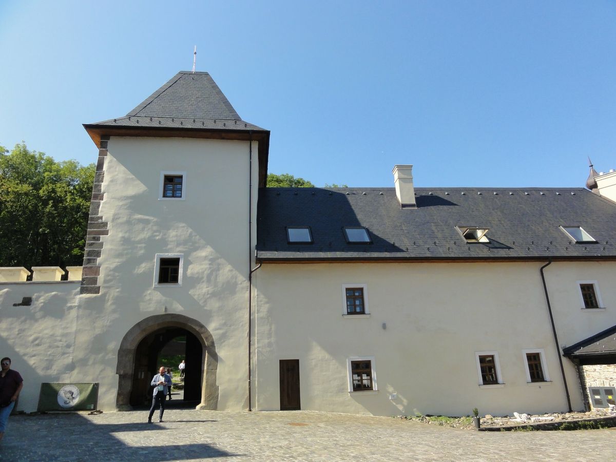 Végles castle — Gabor Szantai - Buymeacoffee